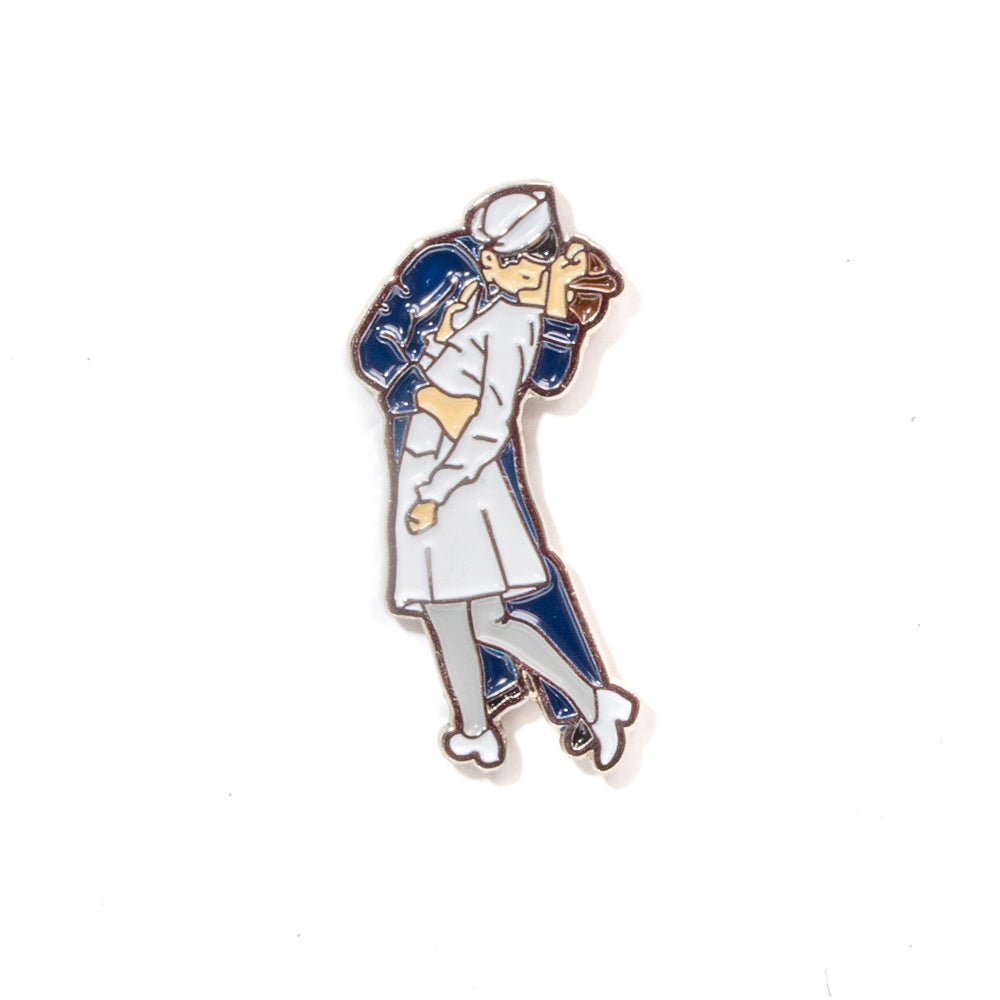 The Kiss V-Day Pin – Air Force Museum Store